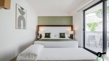 Frigobar, cofres nos quartos, escrivaninha, Wi-Fi de cortesia