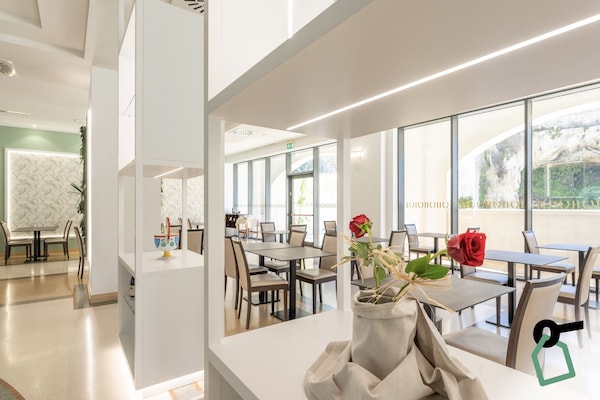 Café da manhã com buffet grátis todos os dias