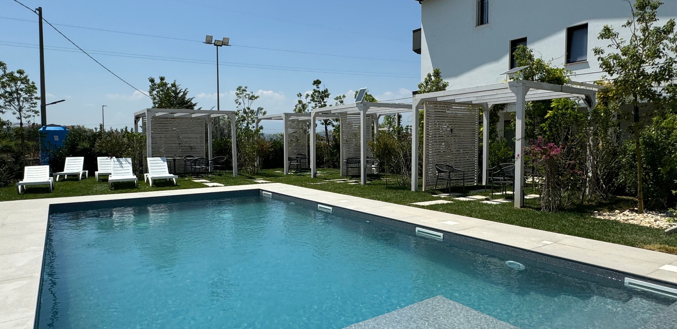 Piscina externa, guarda-sóis, espreguiçadeiras