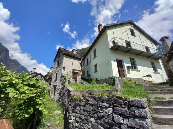 Room-"casa Coerente" Cavergno - Rooms #1 - Canton of Ticino