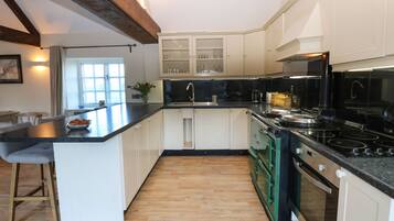 Um frigorífico, uma máquina de lavar louça, uma chaleira elétrica