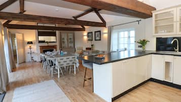 Um frigorífico, uma máquina de lavar louça, uma chaleira elétrica