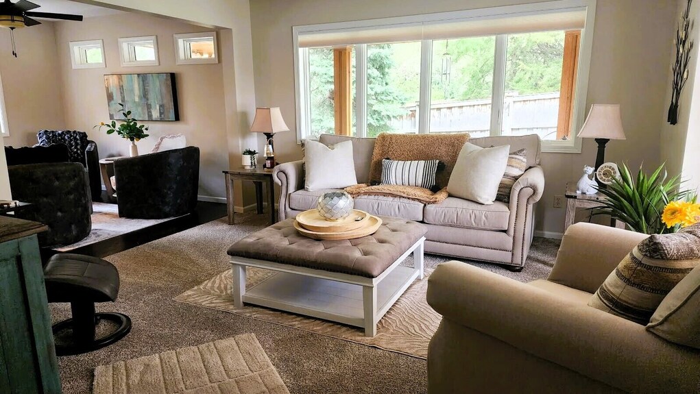 "Charming Five-bedroom Cottage Destination At Everchanging Seasons!" - Farmington, MN