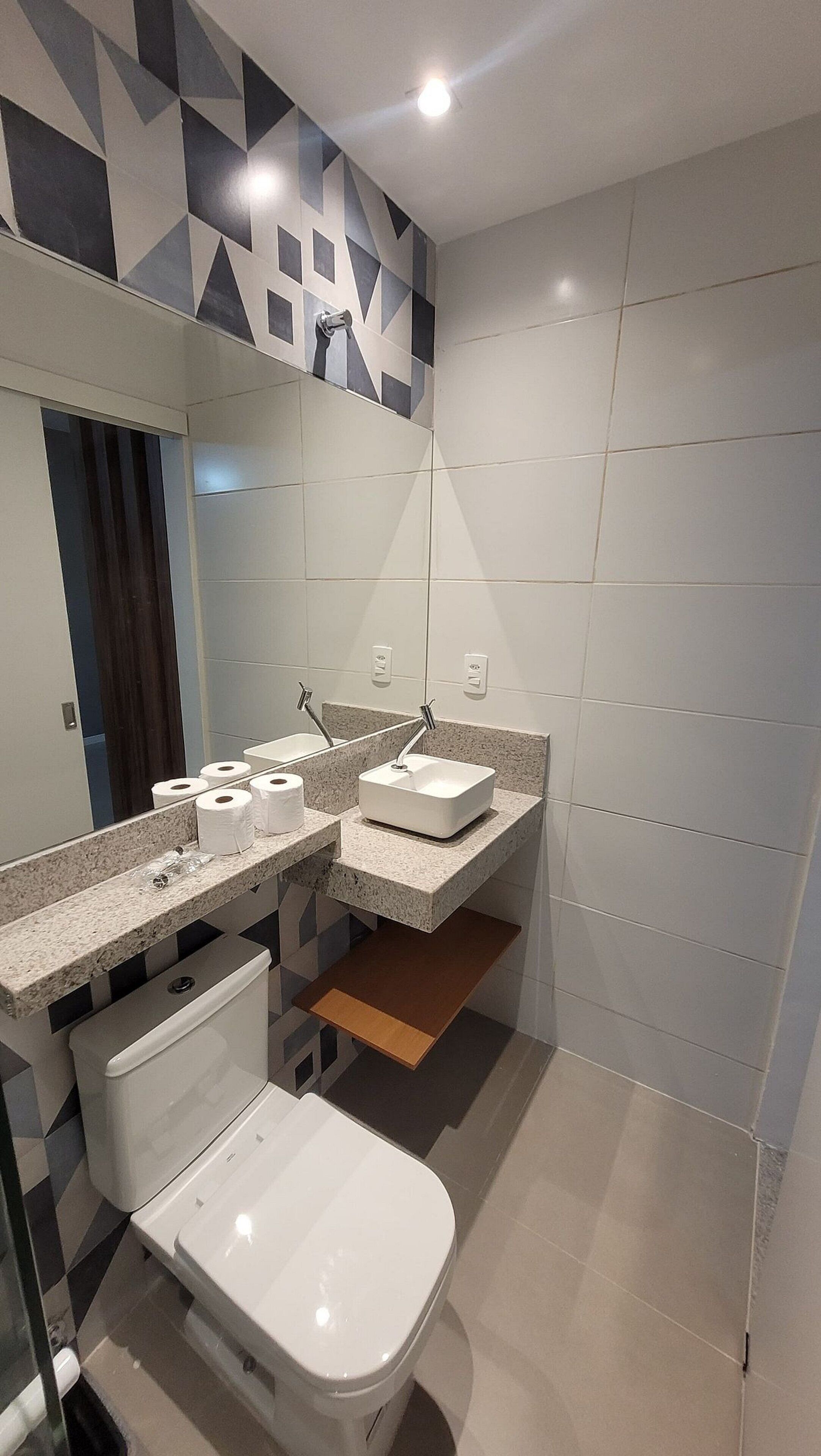 Apartamento Básico | Casa de banho | Um polibã, um secador de cabelo, toalhas fornecidas 
