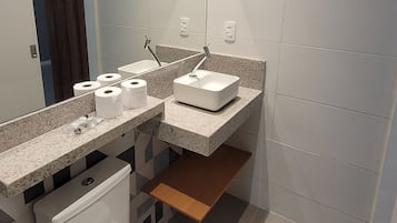 Apartamento Básico | Casa de banho | Um polibã, um secador de cabelo, toalhas fornecidas
