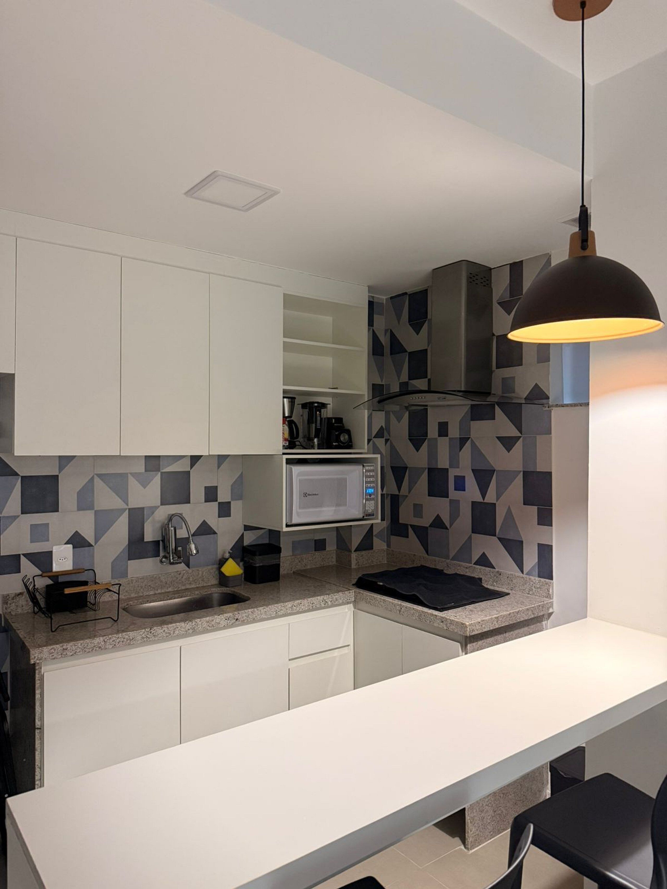 Apartamento Básico | Cozinha privada | Minifrigorífico, um micro-ondas, liquidificador, utensílios de cozinha 