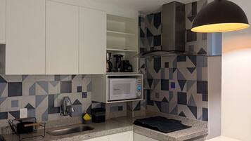 Apartamento Básico | Cozinha privada | Minifrigorífico, um micro-ondas, liquidificador, utensílios de cozinha