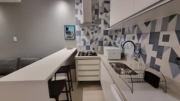 Apartamento Básico | Cozinha privada | Minifrigorífico, um micro-ondas, liquidificador, utensílios de cozinha