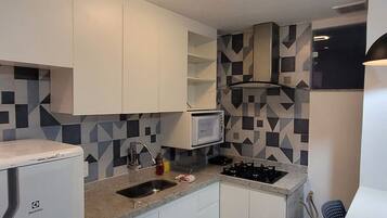 Apartamento Básico | Cozinha privada | Minifrigorífico, um micro-ondas, liquidificador, utensílios de cozinha