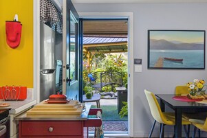 Apartamento Deluxe, 2 quartos, vista para o jardim | Cozinha privada | Um frigorífico, um micro-ondas, um forno, uma placa de cozinha 