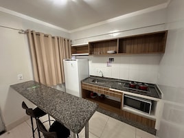 Apartamento | Cozinha privada | Um frigorífico, um micro-ondas, utensílios de cozinha 