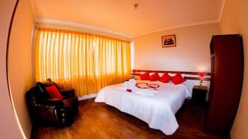 Quarto Clássico com Cama de Casal, Vista para a cidade | Edredões de penas, camas de colchão viscoelástico