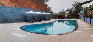 Piscina exterior, guarda-sóis, espreguiçadeiras 