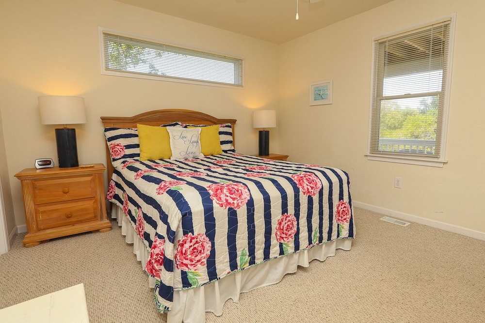 6 bed, 5.1 pool home, dog friendly. Walk to beach AND sound access ...