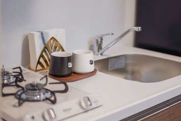 Um frigorífico, um micro-ondas, uma placa de cozinha 