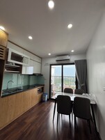Apartamento urbano, 2 quartos | Opções para refeição no quarto