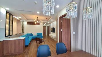 Apartamento Básico | Sala de estar | Televisor de ecrã plano de 65 polegadas com canais por cabo
