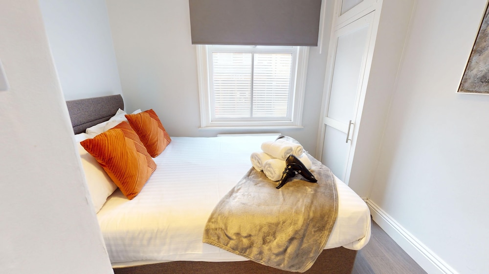 Oxford Bolthole | Oxford Holiday Let | 2 Beds & Sleeps 4 - Oxford Castle & Prison
