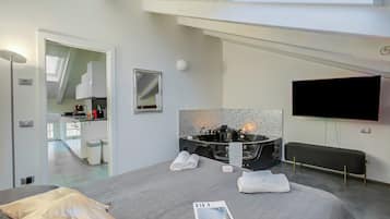Apartamento família, vários quartos (Loft & Jacuzzi) | 2 quartos, ferros/tábuas de passar roupa, Wi-Fi de cortesia