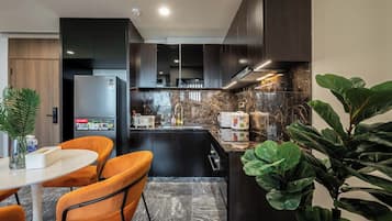 Apartamento Deluxe, 2 quartos, varanda, Vista para a cidade | Cozinha privada | Um frigorífico, um micro-ondas, um forno, uma placa de cozinha