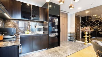Apartamento Deluxe, 1 quarto, varanda, Vista para a cidade | Cozinha privada | Um frigorífico, um micro-ondas, um forno, uma placa de cozinha