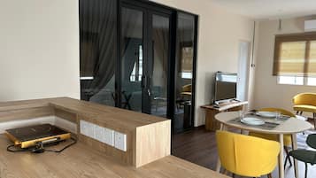 Casa Básica | Sala de estar | Televisor de ecrã plano de 43 polegadas com canais por cabo