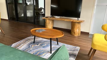 Casa Básica | Sala de estar | Televisor de ecrã plano de 43 polegadas com canais por cabo