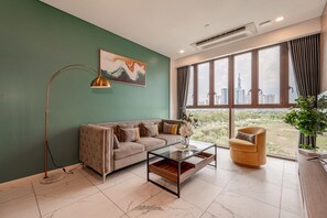 Apartamento Deluxe, 3 quartos, vista para o rio | Sala | Smart TV de 42 polegadas com canais digitais, Netflix 