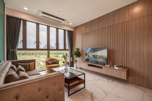 Apartamento Deluxe, 3 quartos, vista para o rio | Sala | Smart TV de 42 polegadas com canais digitais, Netflix 