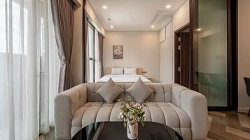 Apartamento luxo, 1 quarto, vista para a cidade | Área de estar | Smart TV 42 polegadas com canais digitais, Netflix