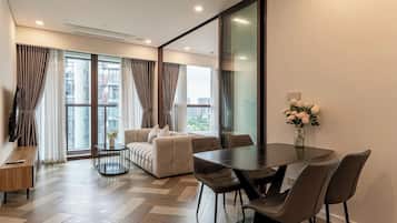 Apartamento luxo, 1 quarto, vista para a cidade | Área de estar | Smart TV 42 polegadas com canais digitais, Netflix