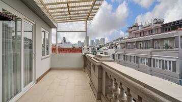 Suíte superior, vista para a cidade | Sacada