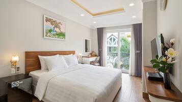 Quarto superior | Frigobar (abastecido com alguns itens grátis), escrivaninha