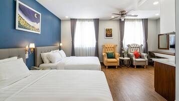 Quarto família | Frigobar (abastecido com alguns itens grátis), escrivaninha