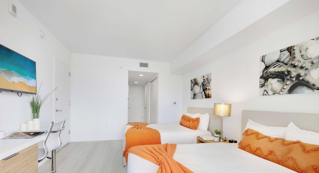 Spectacular Apartment Bliss, Pool & Gym - Hallandale Beach, FL