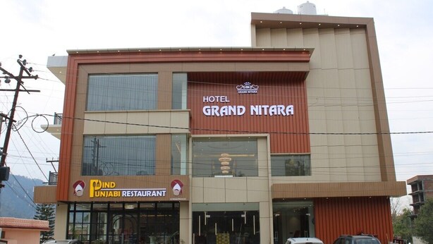 Um hotel chamado 'Grand Nitar' com um restaurante 'Ind Punjabi Restaurant' no andar térreo.