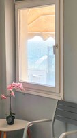 Apartamento Familiar | Sala de estar | Televisor de ecrã plano de 32 polegadas com canais digitais