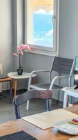 Apartamento Familiar | Sala de estar | Televisor de ecrã plano de 32 polegadas com canais digitais