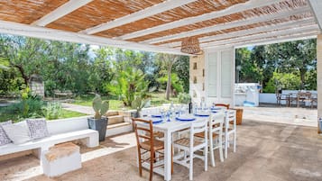 Villa Familiar, 4 quartos, 2 casas de banho (Trullo Nicolò With Pool Martina) | Refeições ao ar livre