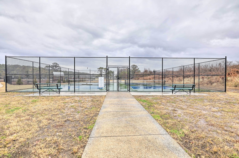 Coastal Beaufort Abode - Pool Access, Near Beaches - Beaufort