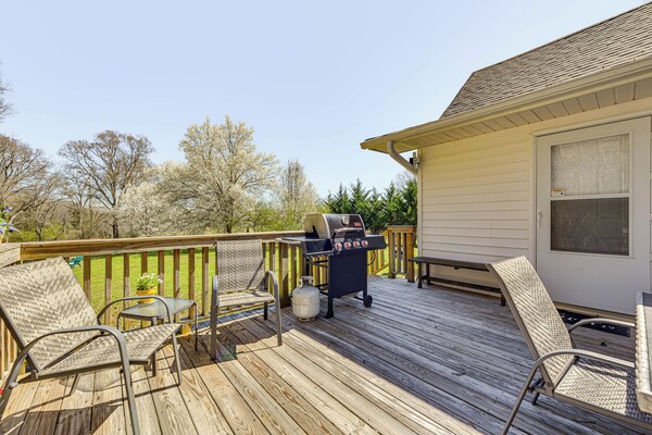 'The Farmhouse' In Fort Lawn W/ Fire Pit & Deck! - Great Falls, SC