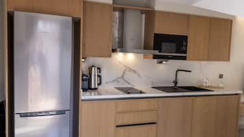 Apartamento família | Cozinha privada | Geladeira grande, micro-ondas, lava-louças, chaleira elétrica