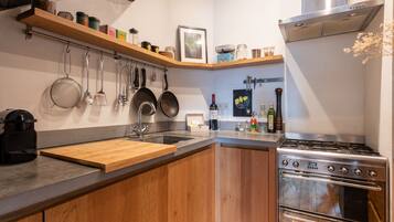 Apartamento, várias camas, cozinha, Vista para a cidade | Cozinha privada | Um frigorífico, um micro-ondas, um forno, uma máquina de lavar louça