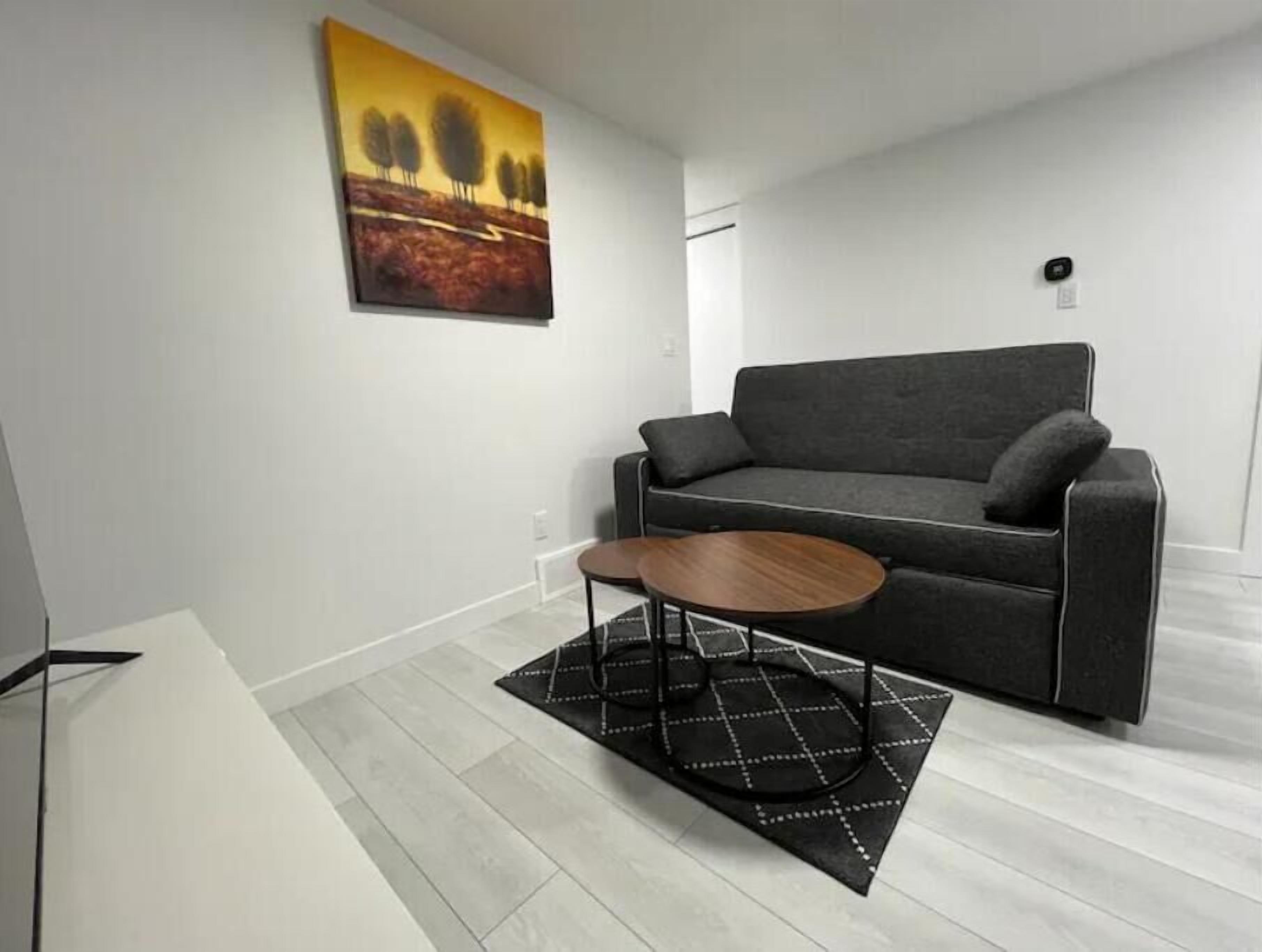 Urbane Haven: Entire Basement Suite - Alberta