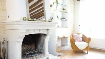 Apartment with garden | Área de estar | TV