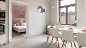 Apartamento Deluxe | Cozinha privada | Uma cafeteira/bule, um frigorífico, um micro-ondas, um forno 