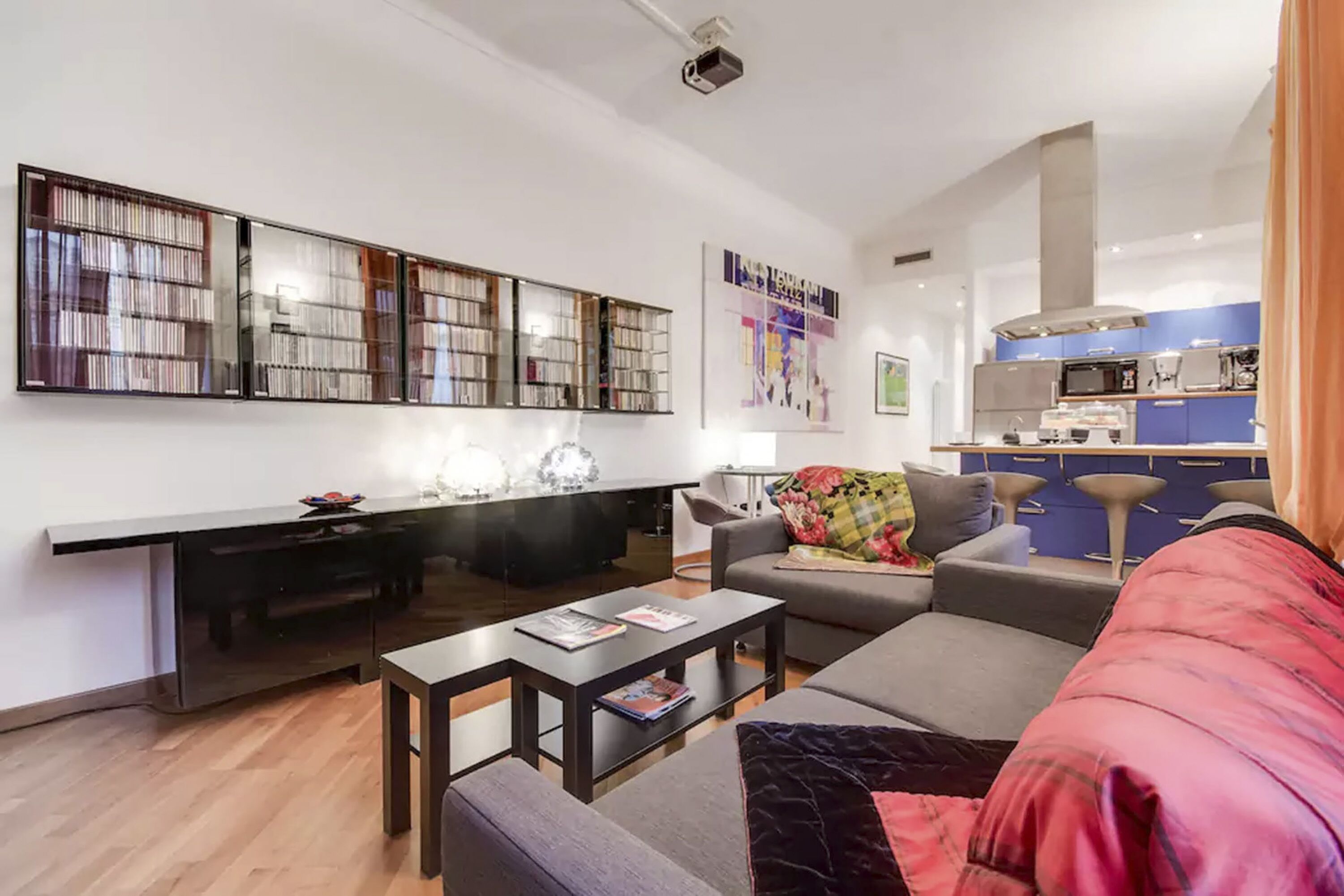 Apartamento Superior | Sala de estar | Livros, aparelhagem 