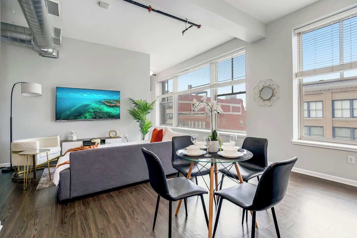 Chic 2br Parking, Rooftop Near Arrowhd & Tmobile - Kansas City, KS