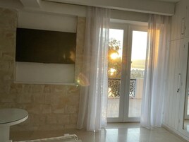 Suíte júnior | Frigobar, cofres nos quartos, individualmente decorados