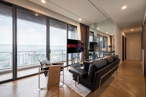 Suite Familiar, 4 quartos, acesso ao Club Lounge, vista para o rio | Roupa de alta qualidade, edredões de penas 
